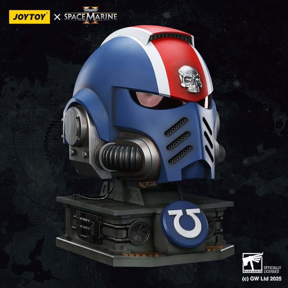 Ultramarines Lieutenant Titus Helmet with Display Stand Warhammer 40000 ...